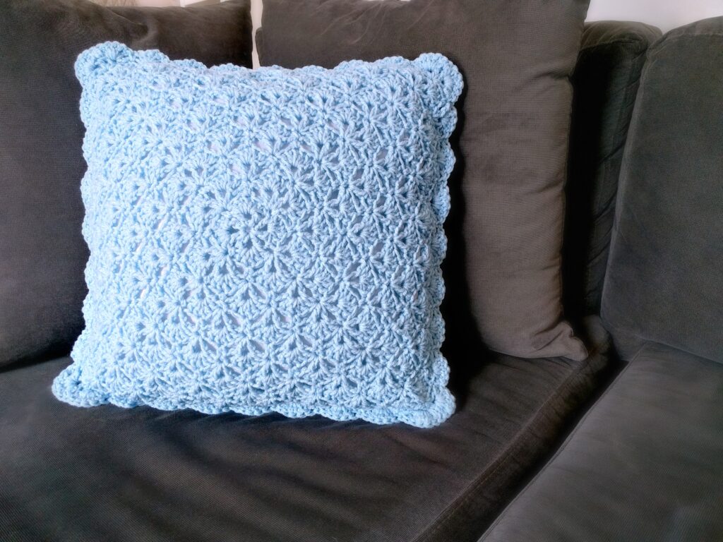 Shabby Chic Shells Pillow – Crochet Throw Pillow Pattern – The Snugglery
