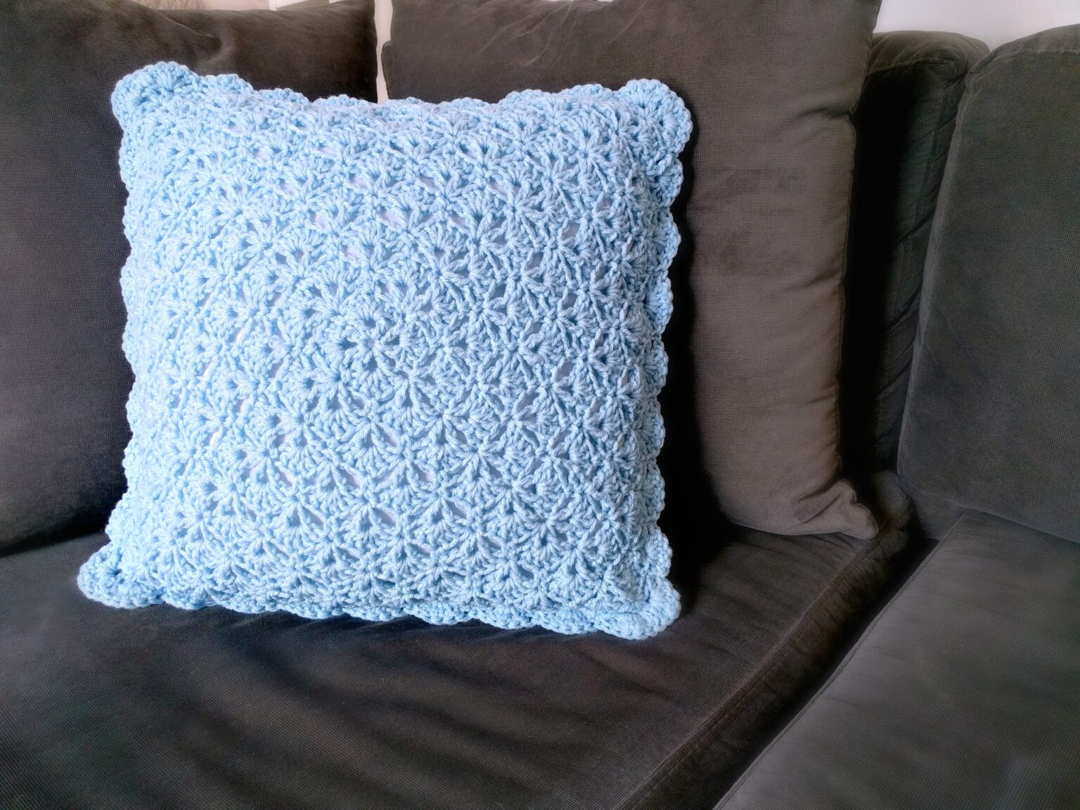 Shabby Chic Shells Pillow – Crochet Throw Pillow Pattern – The Snugglery