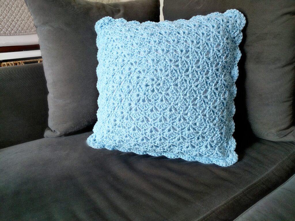 Shabby Chic Shells Pillow – Crochet Throw Pillow Pattern – The Snugglery
