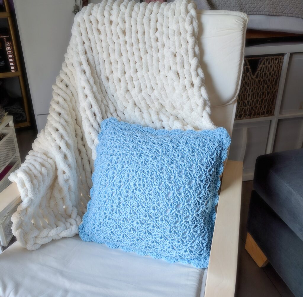 Shabby Chic Shells Pillow – Crochet Throw Pillow Pattern – The Snugglery