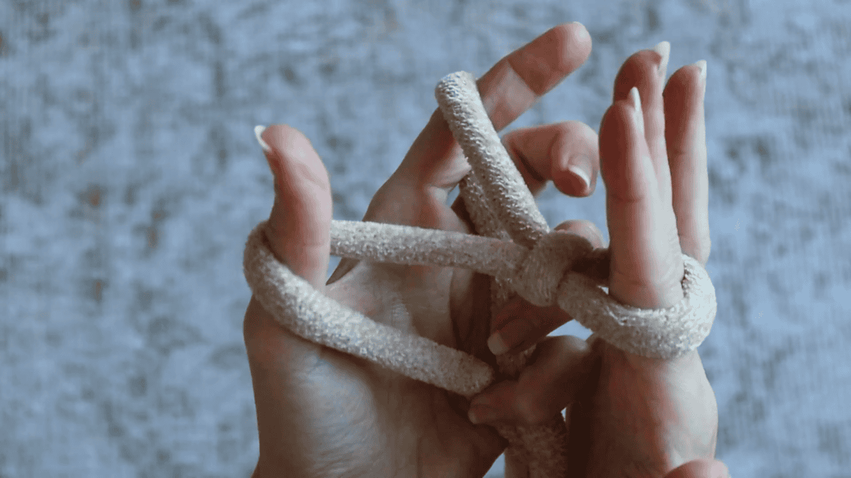 How to Finger Knit a Chunky Ribbed Blanket (No Needles Required!) - The ...