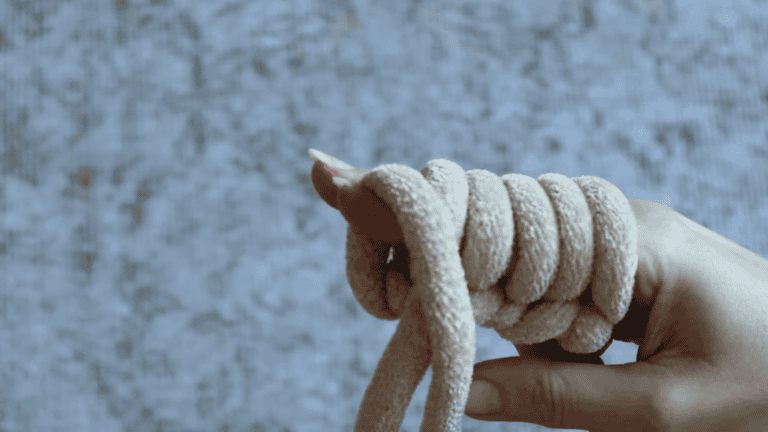How to Finger Knit a Chunky Ribbed Blanket (No Needles Required!) - The ...