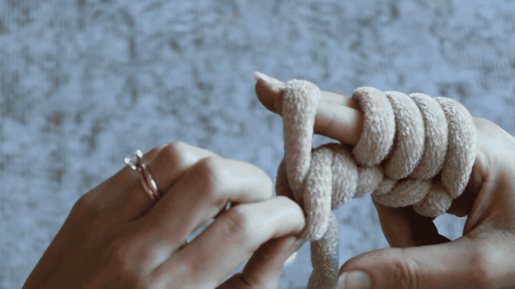 How to Finger Knit a Chunky Ribbed Blanket (No Needles Required!) - The ...