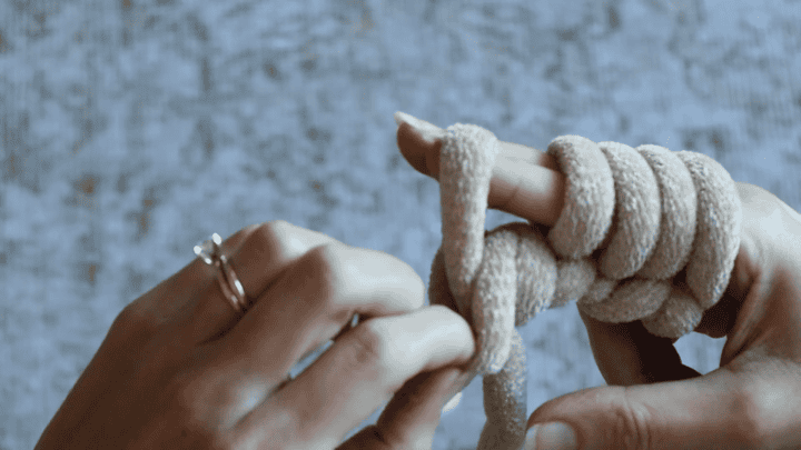 How to Finger Knit a Chunky Ribbed Blanket (No Needles Required!) - The ...
